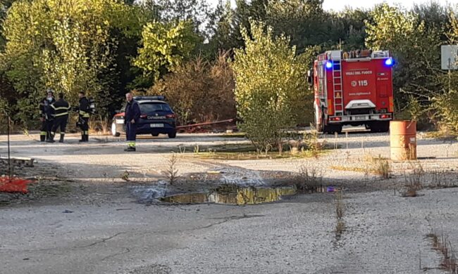 Incendio nella ex Sisas intervengono Vigili del fuoco e Carabinieri ...