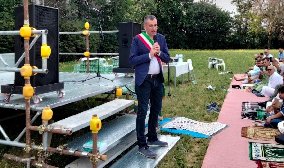 Duecento fedeli musulmani in un parco di Cologno Monzese per la Festa ...