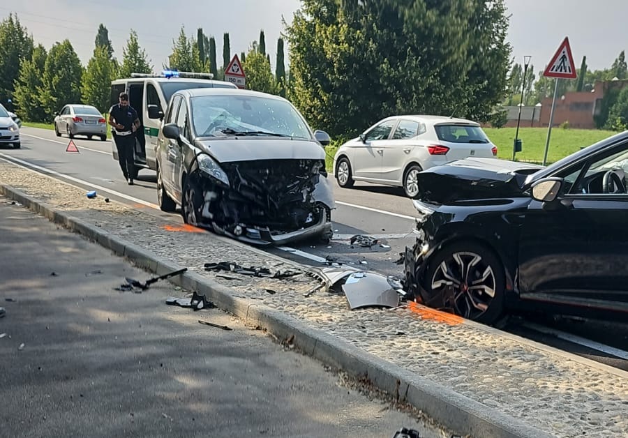 Scontro frontale tra due auto tra Cernusco sul Naviglio e Cologno ... Scontro frontale tra due auto tra Cernusco sul Naviglio e Cologno ...