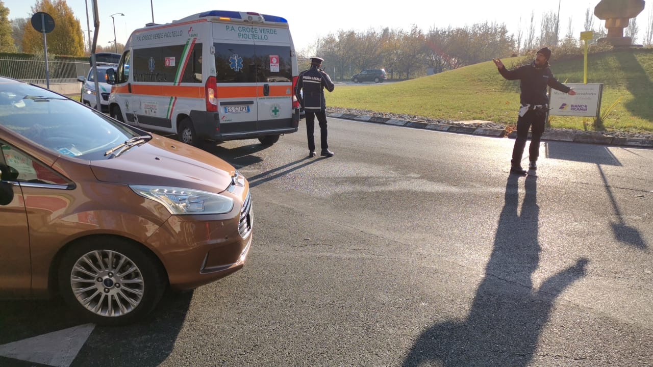 Investita sulla strisce pedonali a Cernusco sul Naviglio, ambulanza e ... Investita sulla strisce pedonali a Cernusco sul Naviglio, ambulanza e ...