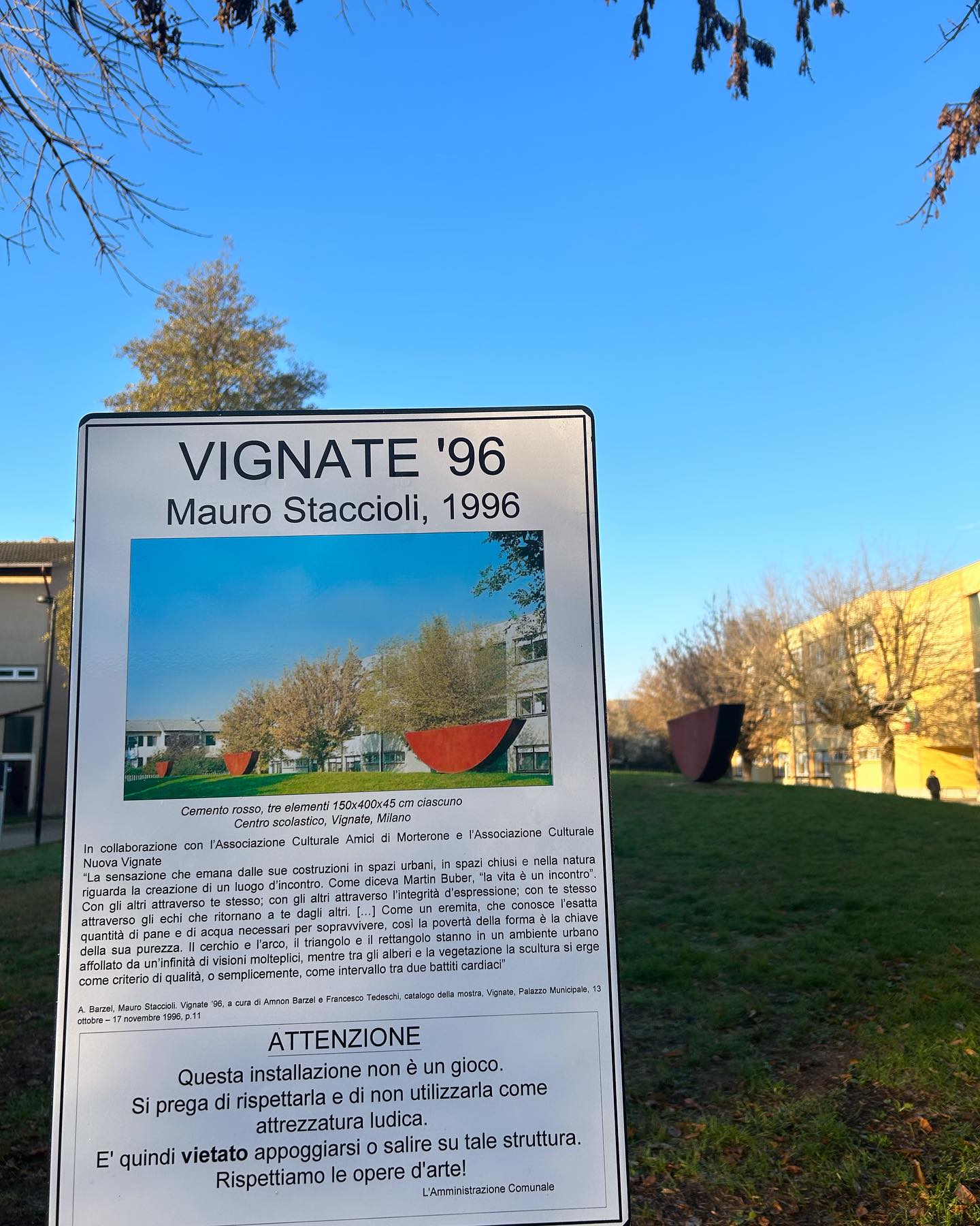 Il cartello a Vignate che fa chiarezza: "Non sono giochi, ma importanti ...