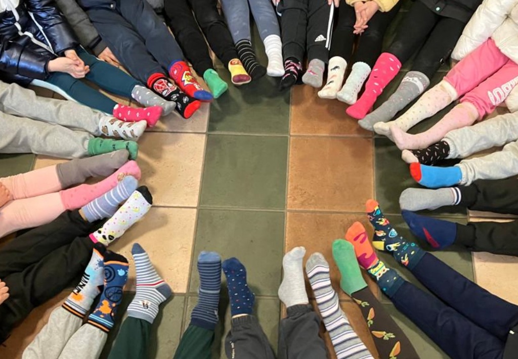 Giornata dei calzini spaiati, a Trezzo un concorso premierà le più ...