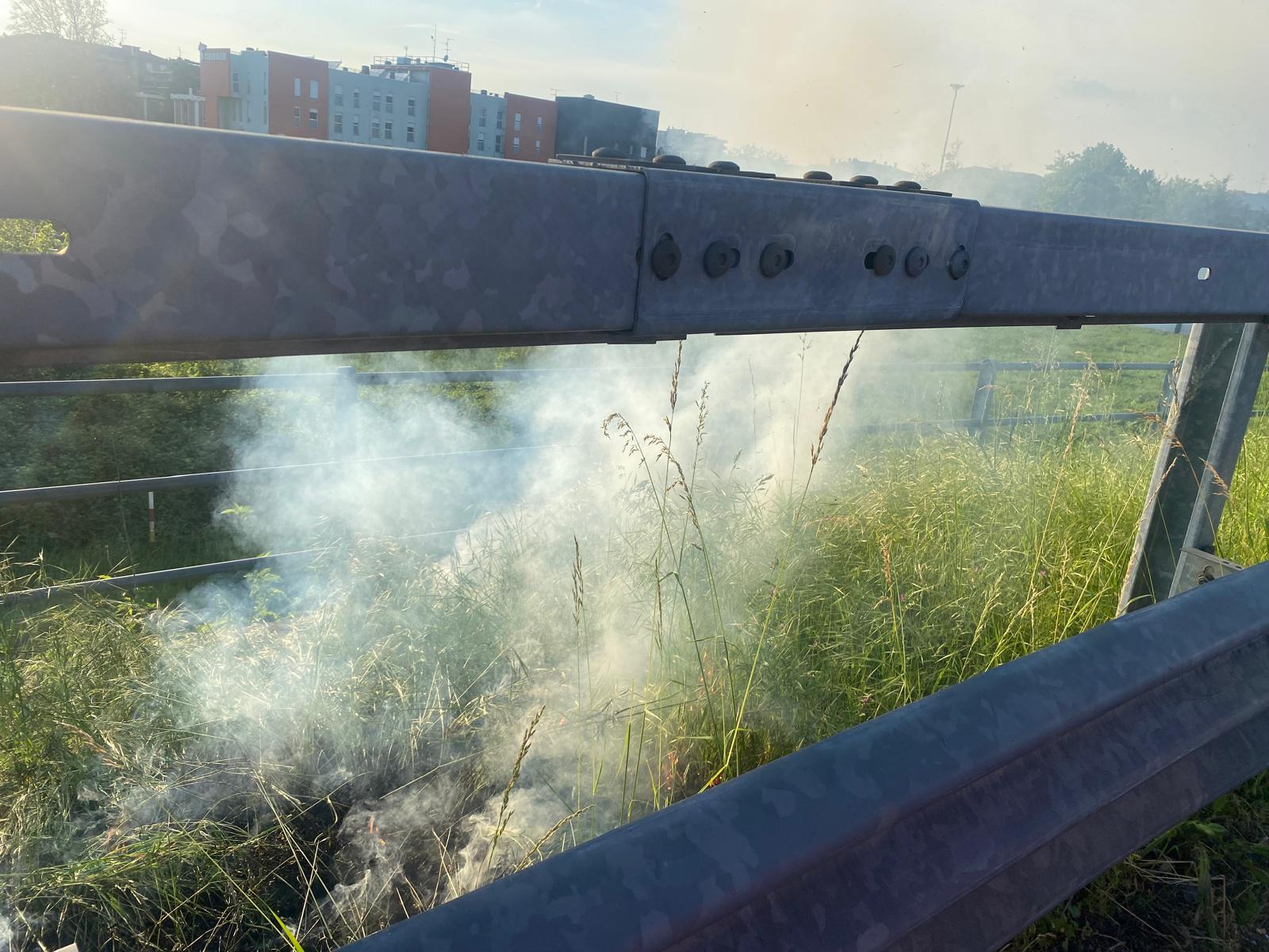 Principio di incendio allo svincolo della Cassanese verso Pioltello ...