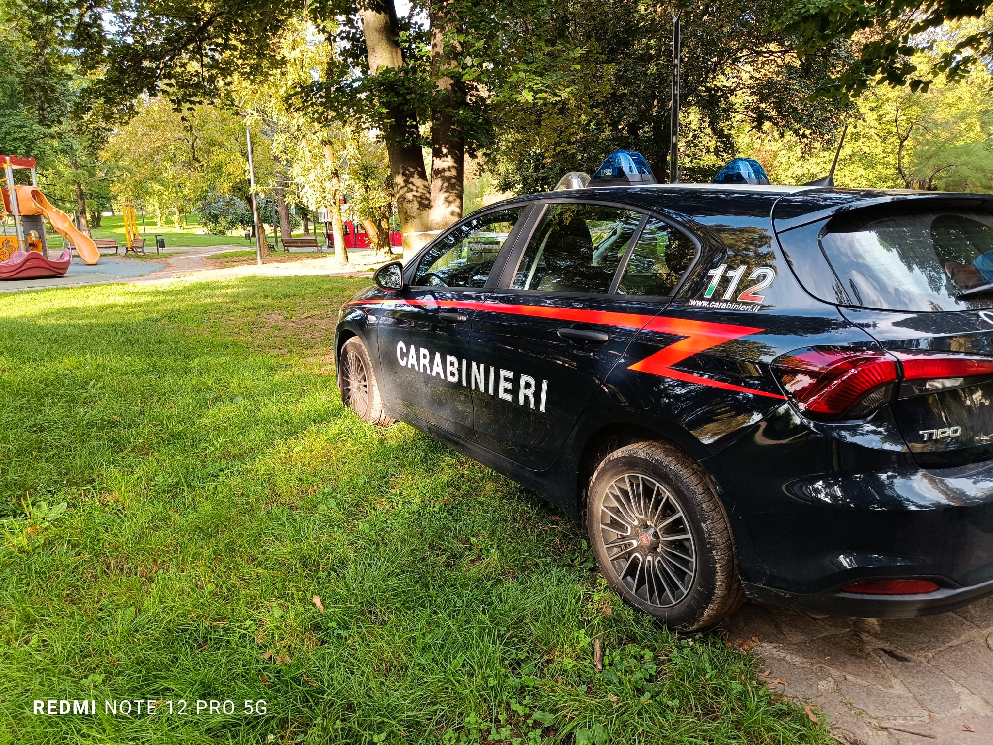Si toglie la vita su una panchina del parco. Un passante lo vede e ...